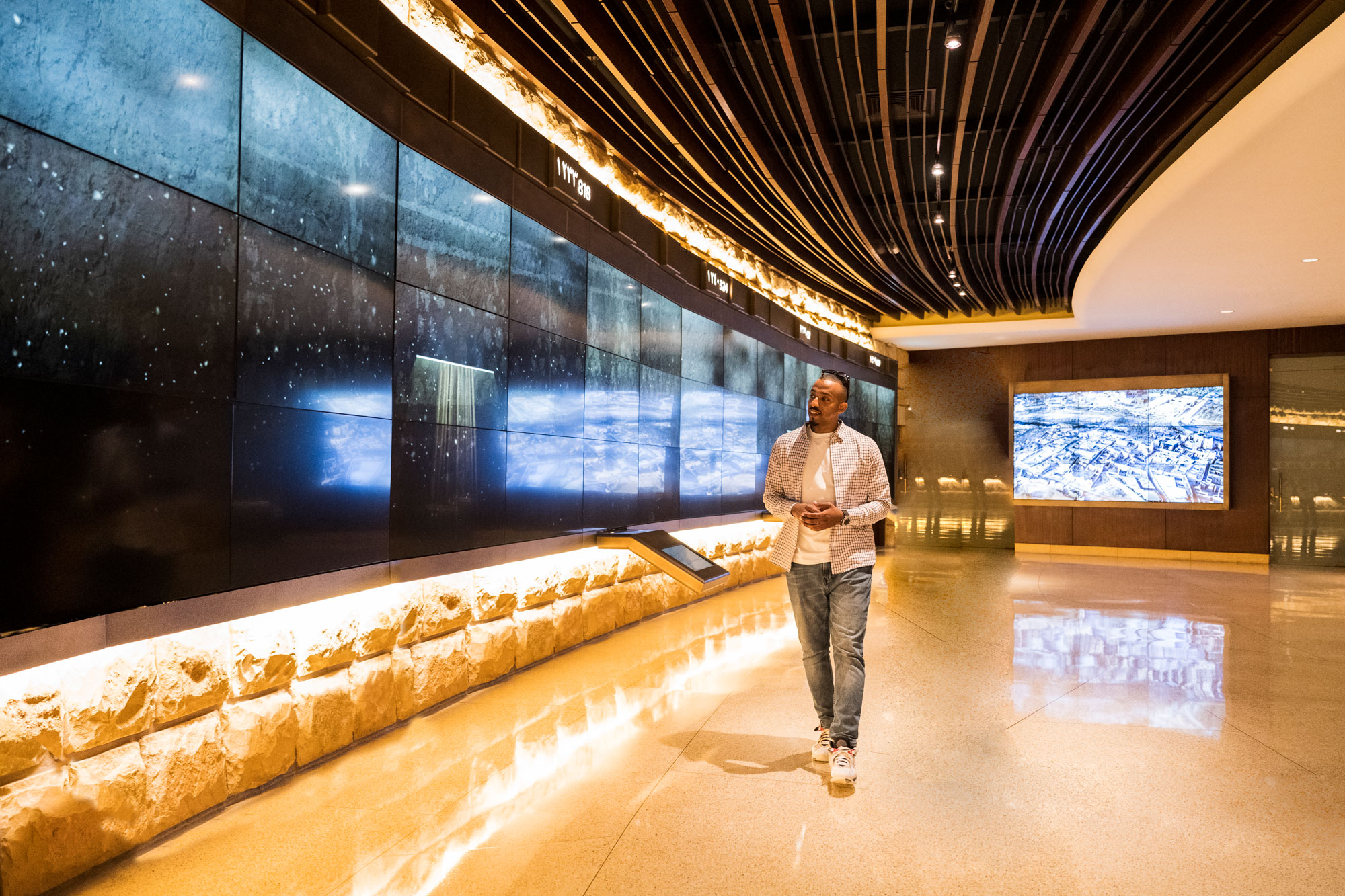 What is a Video Wall? Its techs (AVSM vs. AVoIP) & use cases